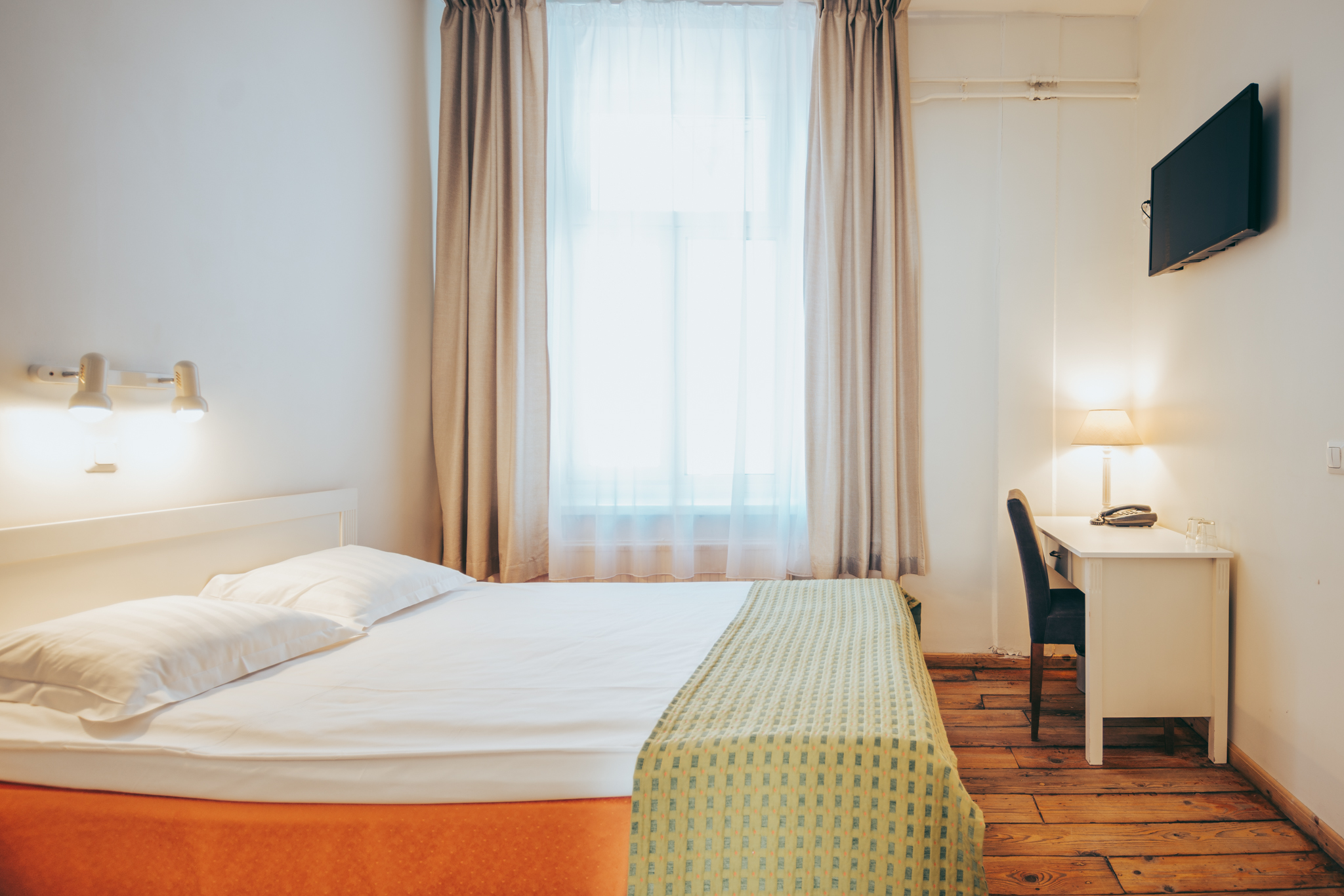 ROOMS AND SERVICES - Economy hotell